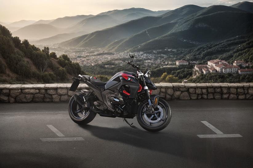 BMW introduce punchy new R1300R boxer twin roadster | THE Ducati ...